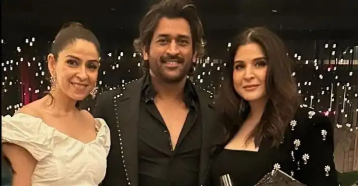 MS Dhoni Hogs Limelight In Friend Shahrukh Khan’s Birthday Bash In ...