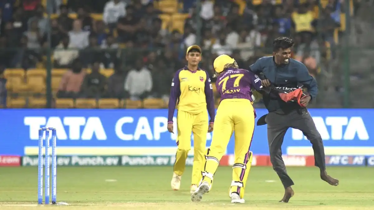 UP Warriorz Captain Alyssa Healy Aggressively Tackles Pitch Invader ...