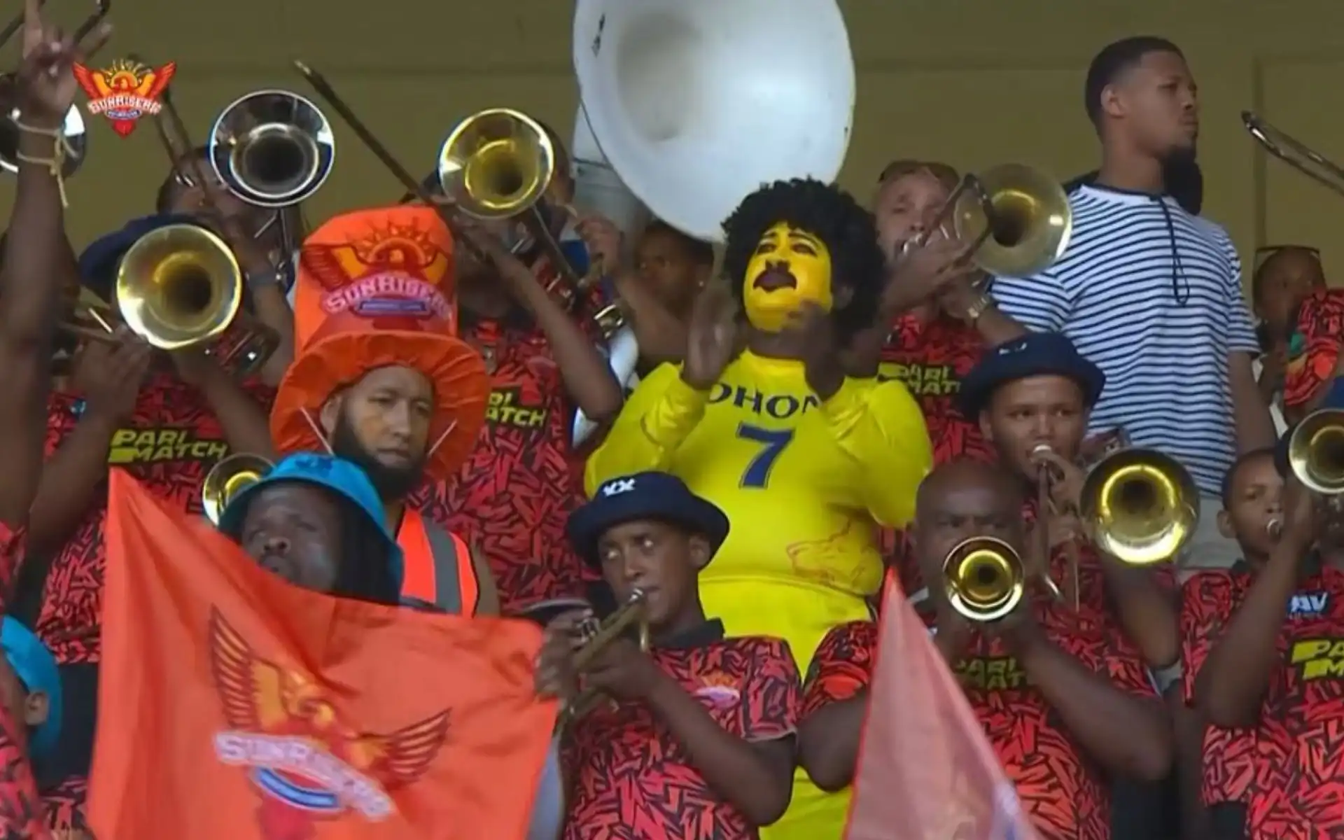 MS Dhoni Superfan Spotted As CSK Take Center Stage In MI vs Sunrisers ...